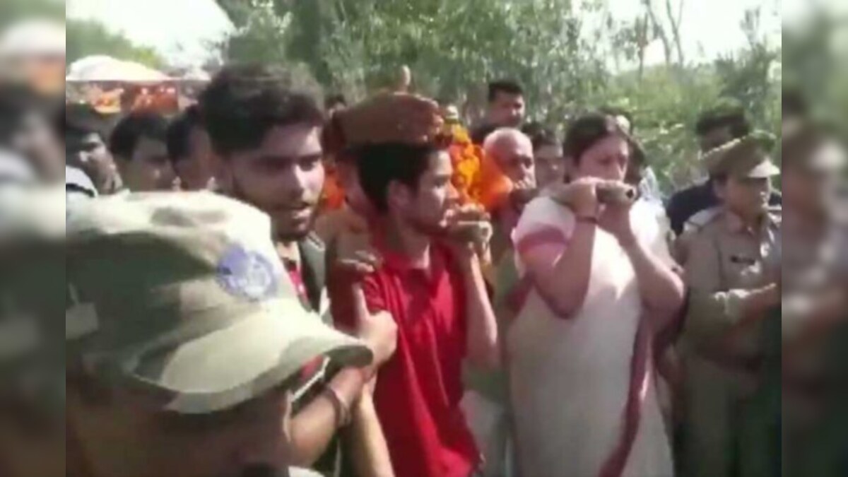 কান্ধত শৱদেহ লৈ সতীৰ্থক অন্তিম বিদায় জনালে স্মৃতি ইৰাণীয়ে|amethi ...