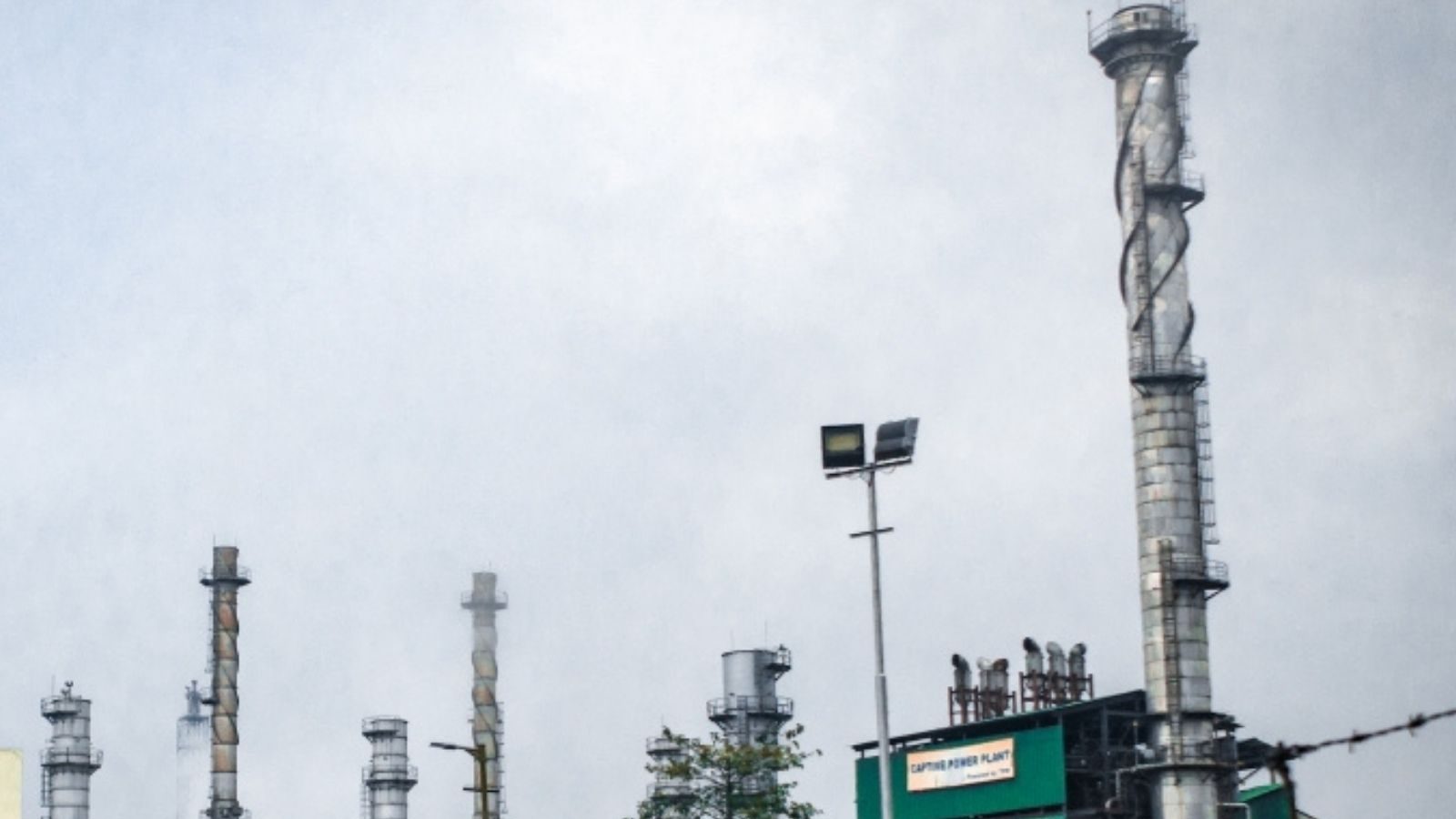 Digboi Refinery: ডিগবৈ ৰিফাইনেৰীৰ নিউ পাম্প হাউছৰ কাষত নিৰ্গত হৈ আছে ...