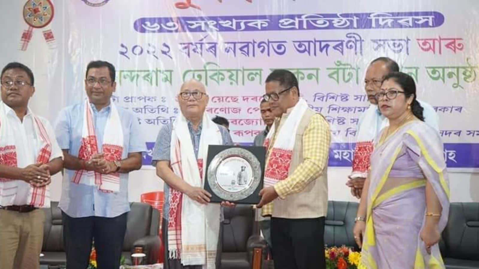 Yeshe Dorjee Thongchi: বৰেণ্য সাহিত্যিক য়েছে দৰজে ঠংচিক আনন্দৰাম ...