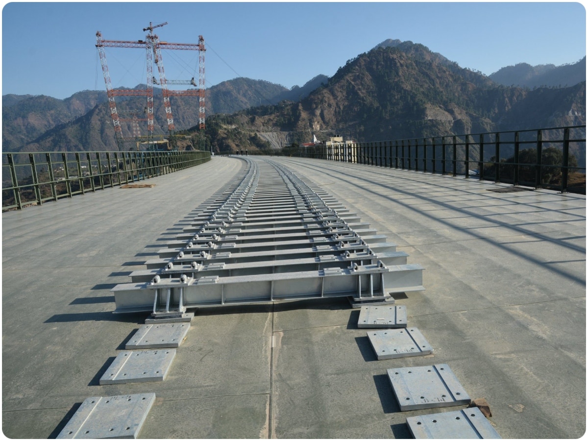 Chenab Rail Bridge: চন্দ্রভাগা রেল সেতুর উপরে শুরু হল রেল ট্র্যাক ...