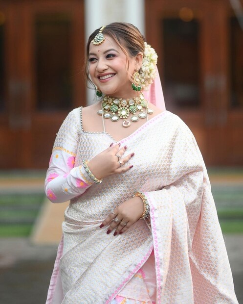 Sumi Borah and Tarkik Borah: প্ৰশ্ন সুধিলেই কান্দি দিয়ে চুমি বৰাই ...