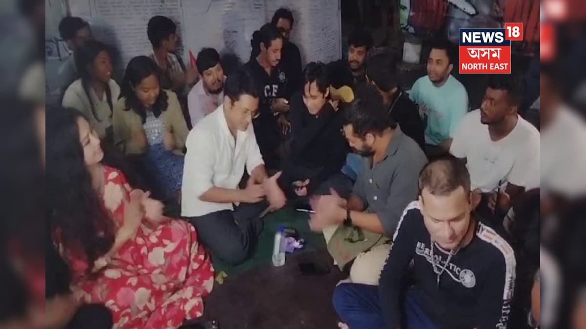নিশাও দীঘলীপুখুৰীৰ পাৰত প্ৰতিবাদ গছ কটাৰ বিৰুদ্ধে প্ৰতিবাদত বহিল