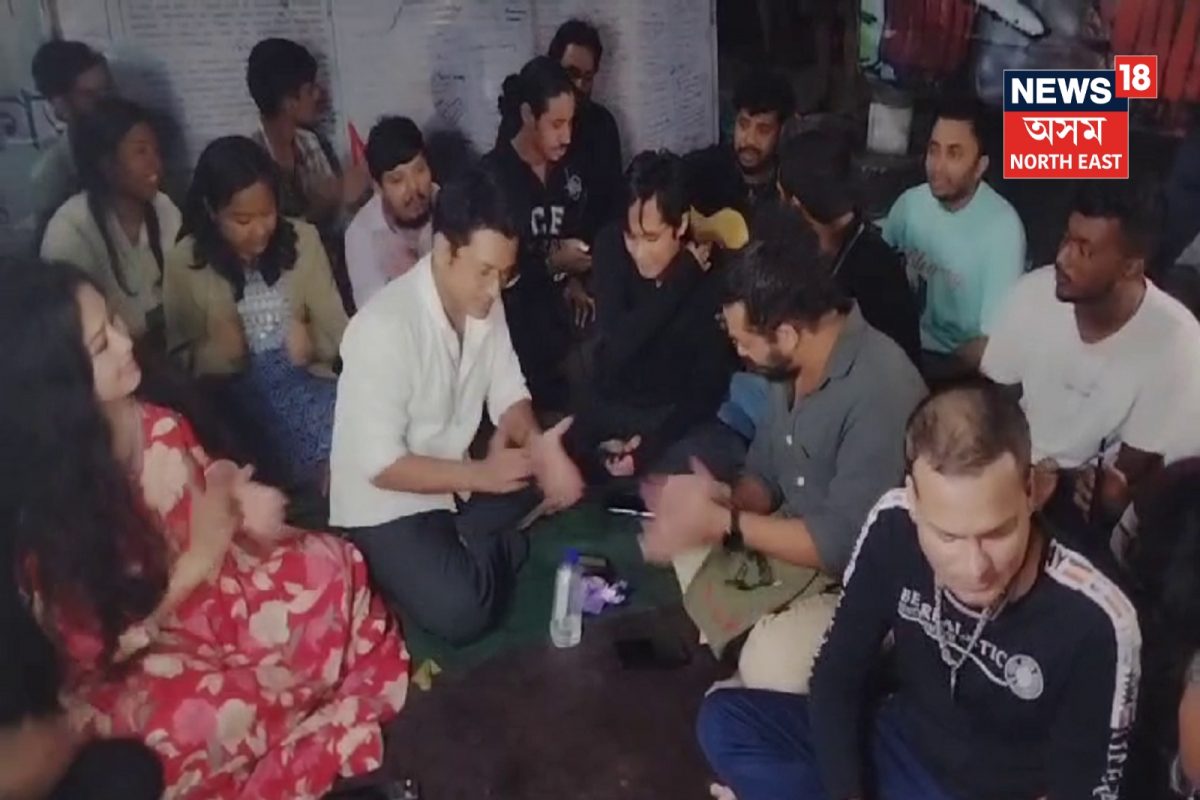 নিশাও দীঘলীপুখুৰীৰ পাৰত প্ৰতিবাদ গছ কটাৰ বিৰুদ্ধে প্ৰতিবাদত বহিল