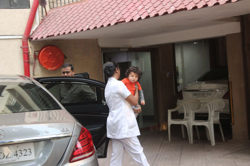 न मम्मी करीना के पास है, न पापा सैफ के साथ, ये किसके साथ घूम रहा है ...