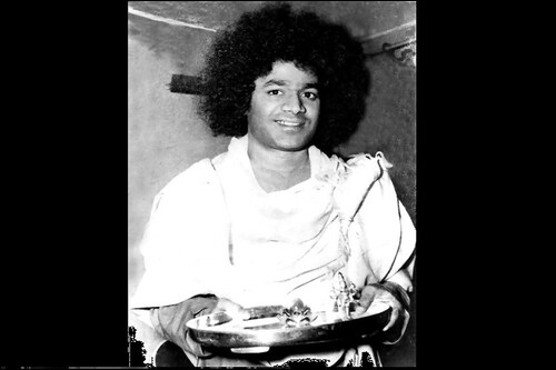 आज उस बाबा का जन्मदिन है जिसके मरने पर फूट फूट कर रोए थे सचिन तेंदुलकर ...