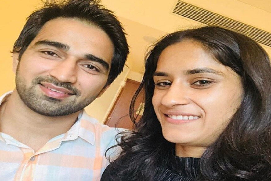 PHOTOS: एयरपोर्ट पर विनेश को पहनाई थी सगाई की अंगूठी, जानिए कौन है ...