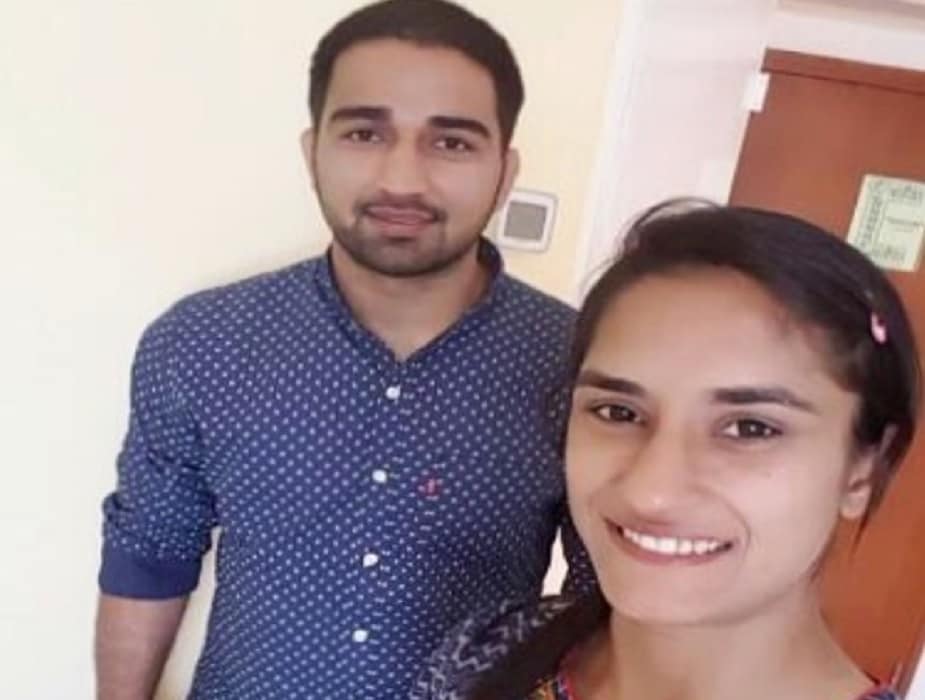 PHOTOS: एयरपोर्ट पर विनेश को पहनाई थी सगाई की अंगूठी, जानिए कौन है ...