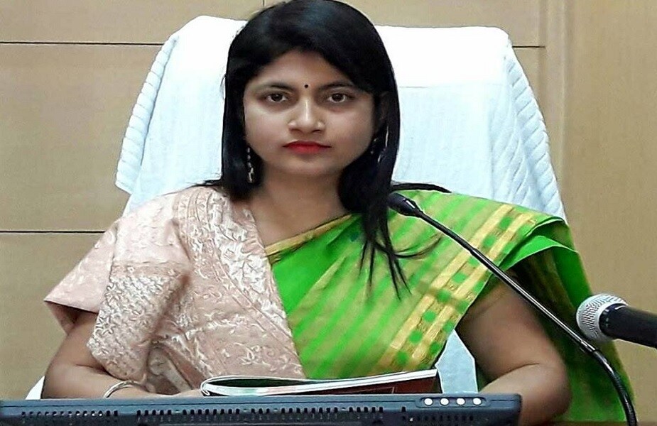 IAS बी चंद्रकला की फैन फॉलोविंग अखिलेश यादव से भी ज्यादा| Ias officer b ...