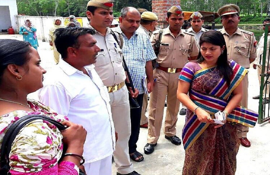 IAS बी चंद्रकला की फैन फॉलोविंग अखिलेश यादव से भी ज्यादा| Ias officer b ...