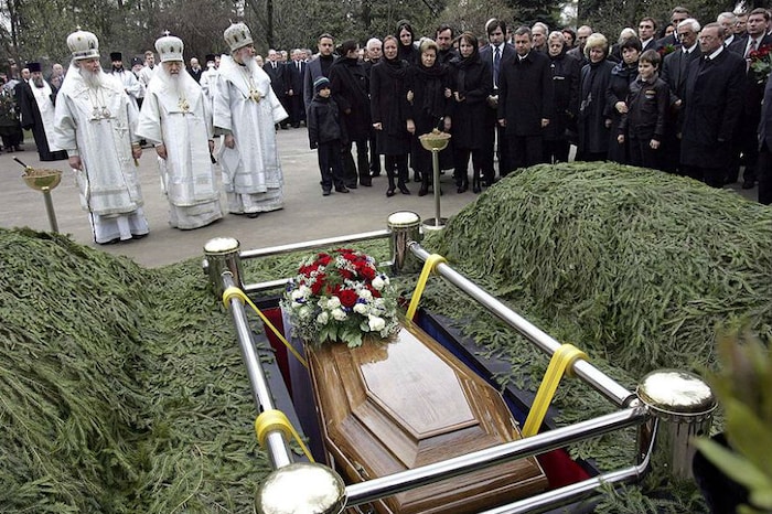 Know about last rites of parsi religion where vulture eats dead body on ...