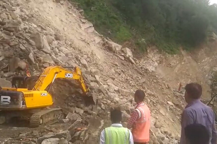 यहां भरभराकर गिर गई थी पूरी पहाड़ी, 24 घंटे से भी ज़्यादा समय से बंद है ...