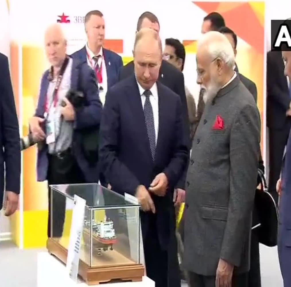 PHOTOS: रूस में फिर दिखी PM मोदी-पुतिन की दोस्ती, पहले गले मिले फिर यॉट ...