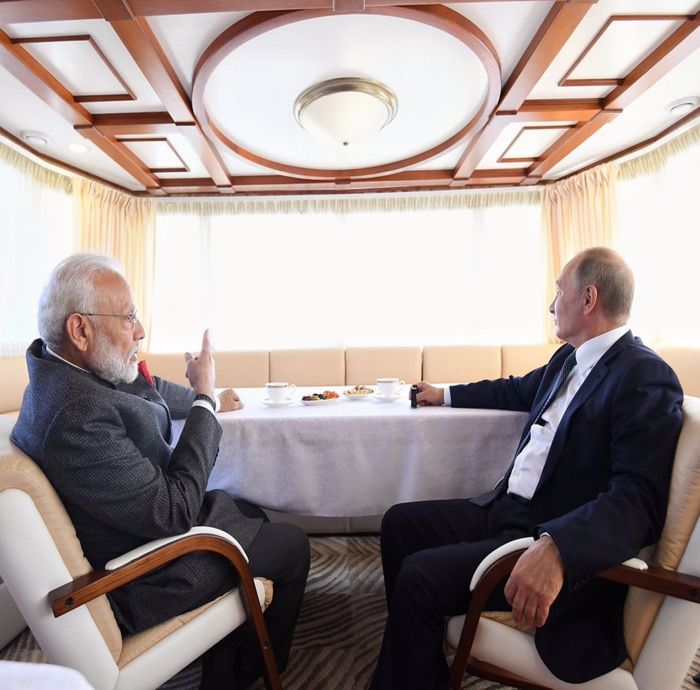 PHOTOS: रूस में फिर दिखी PM मोदी-पुतिन की दोस्ती, पहले गले मिले फिर यॉट ...