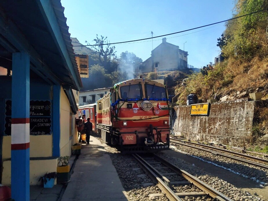 India first VistaDome Train on Kalka-Shimla Heritage Track reached in ...