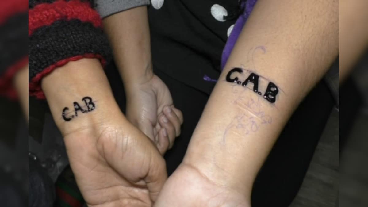 वाराणसी: CAB के समर्थन में मुस्लिम महिलाओं ने बनवाया Tattoo Muslim ...