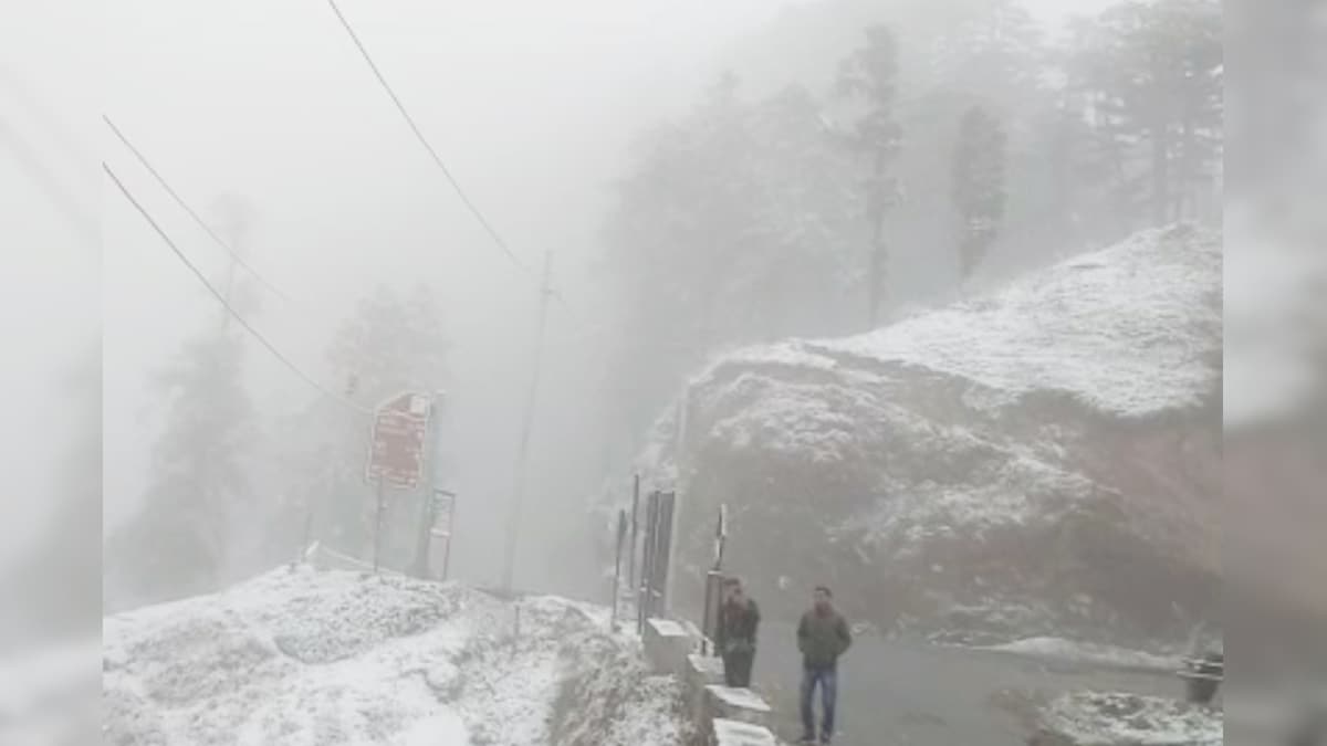 PHOTOS: पर्यटन स्थल चकराता के पास लगातार हो रही बर्फबारी से बढ़ी ठंड ...