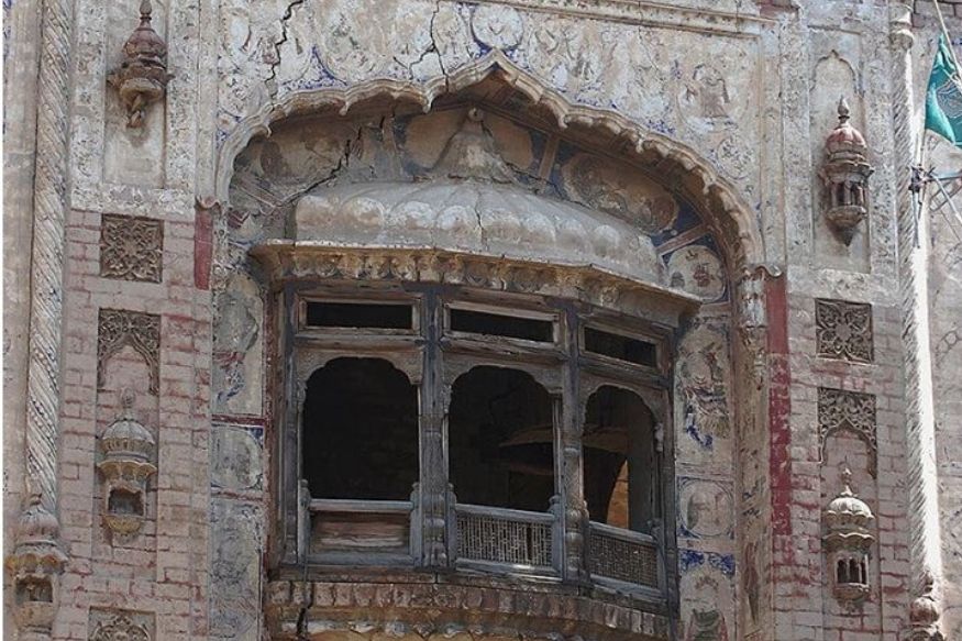 पाकिस्तान में कहीं तोड़कर तो कहीं कब्जा कर मंदिरों में बना दिए मदरसे ...