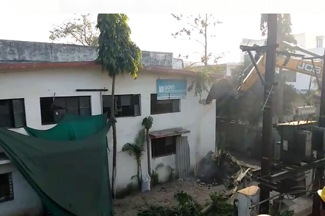 फरार डांस बार संचालक जीतू सोनी के भाई की फैक्ट्री पर नगर निगम ने की ...