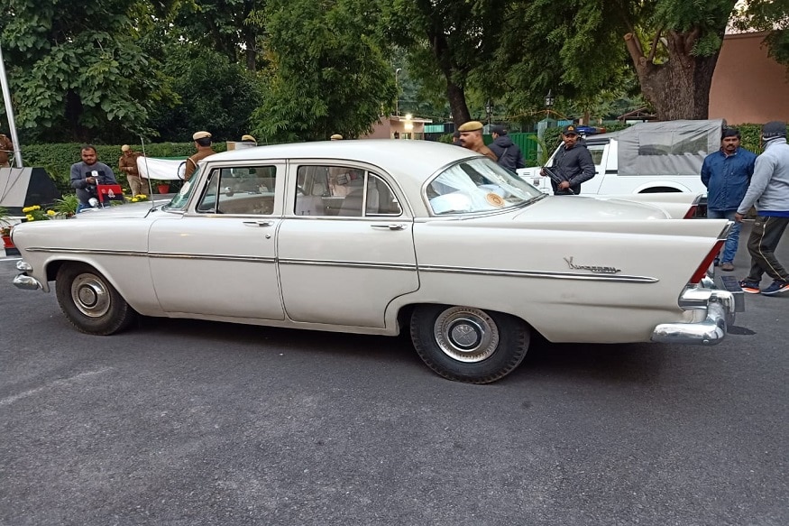 तस्वीरों में देखिए रिटायर होने पर किस खास कार से घर जाते हैं उत्तर ...