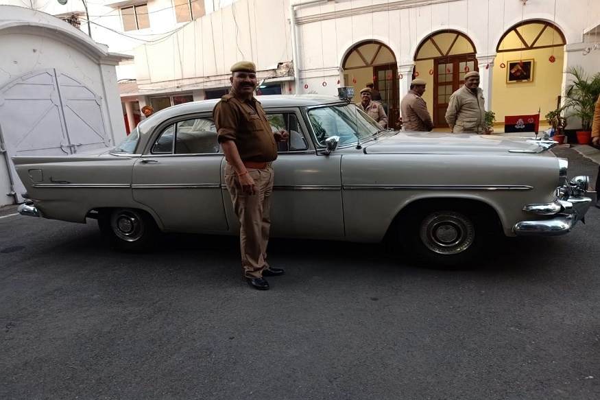 तस्वीरों में देखिए रिटायर होने पर किस खास कार से घर जाते हैं उत्तर ...