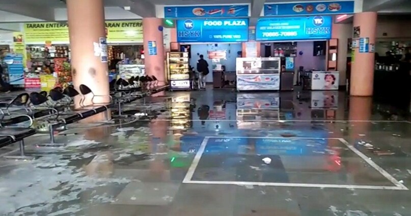 rain and over flow water enters in mandi bus stand shop hpvk