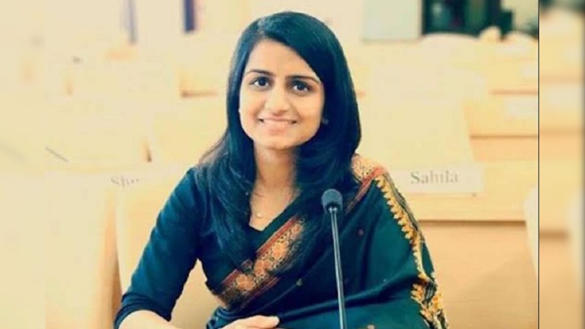 Upsc Exam Toppers Tips, Ias Saumya Sharma Profile Know About Her ...