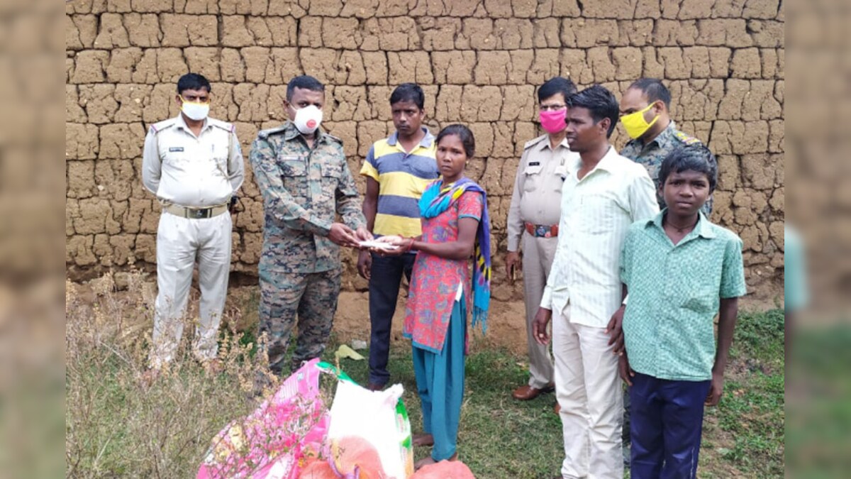 गुमला: नक्सली दस्ते से अकेले मोर्चा लेने वाली आदिवासी महिला को एसपी ने ...