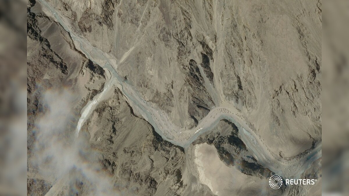 India-China Rift: बुलडोजर से गलवान नदी के बहाव को रोकने की कोशिश करते ...