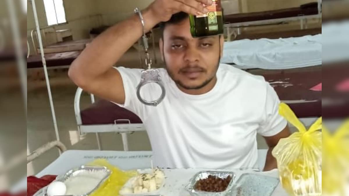 एक हाथ में हथकड़ी, दूसरे में जाम...! देखिए झारखंड के कोविड अस्पताल का ...