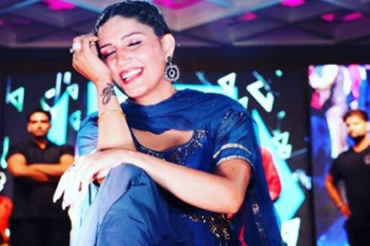 Theke Aali पर सपना चौधरी ने लगाए ठुमके, कातिलाना अदाओं पर फैंस फिदा ...