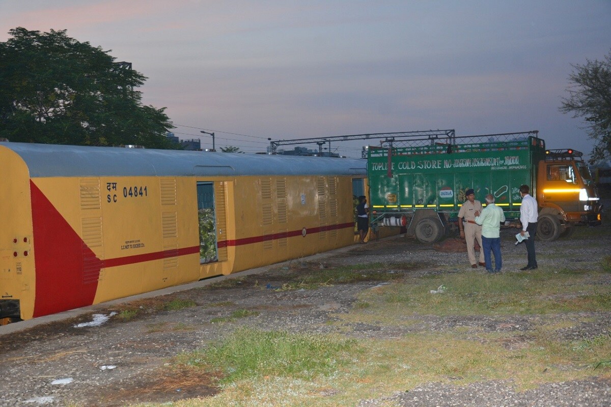 किसान ट्रेन- 36 घंटे में 332 टन सब्जियां और फल लेकर दिल्ली पहुंची ...