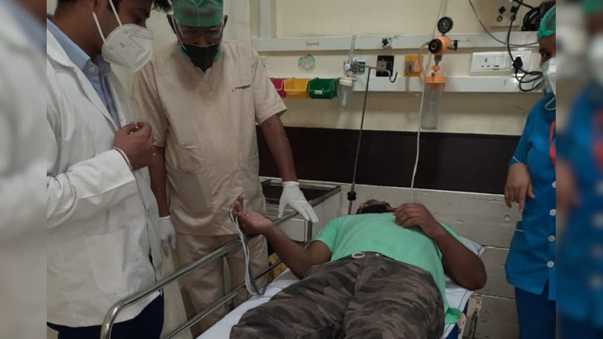 Viral VIDEO: बेहद ज़हरीले सांप ने रेस्क्यू टीम पर ही किया हमला, वनकर्मी ...