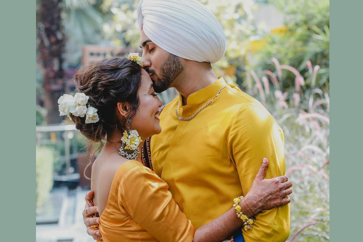 हल्दी सेरेमनी में बेहद खूबसूरत दिखीं Neha Kakkar, होने वाले पति ...
