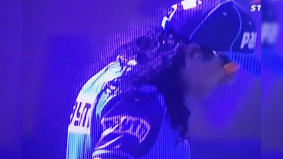 IPL 2020: रॉकस्‍टार बनकर मैदान पर उतरे अंपायर पाठक, कभी हेलमेट पहनकर की ...