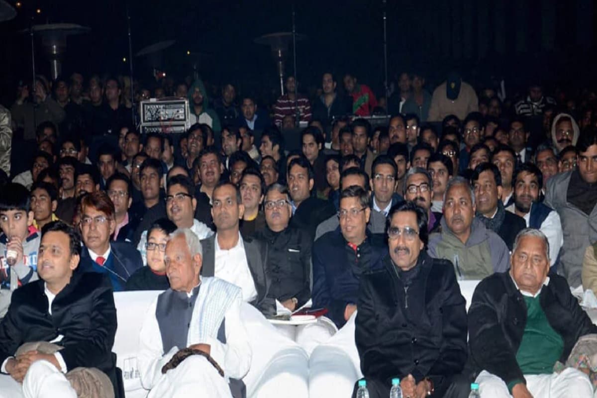 तस्वीरों में देखिए UP के सैफई महोत्सव में ऐसा होता था बॉलीवुड का जलवा ...