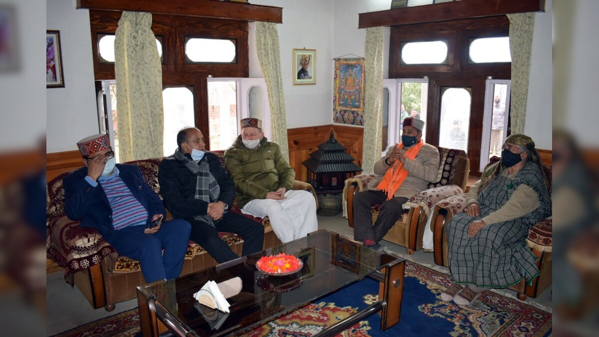Kullu News: पूर्व MLa चन्द्र सेन ठाकुर के परिजनों से मिले CM, राजमाता ...