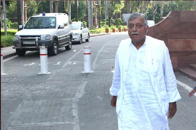 यादें: कैप्‍टन सतीश शर्मा के जाने से सोनिया गांधी ने खो दी इंदिरा-राजीव ...