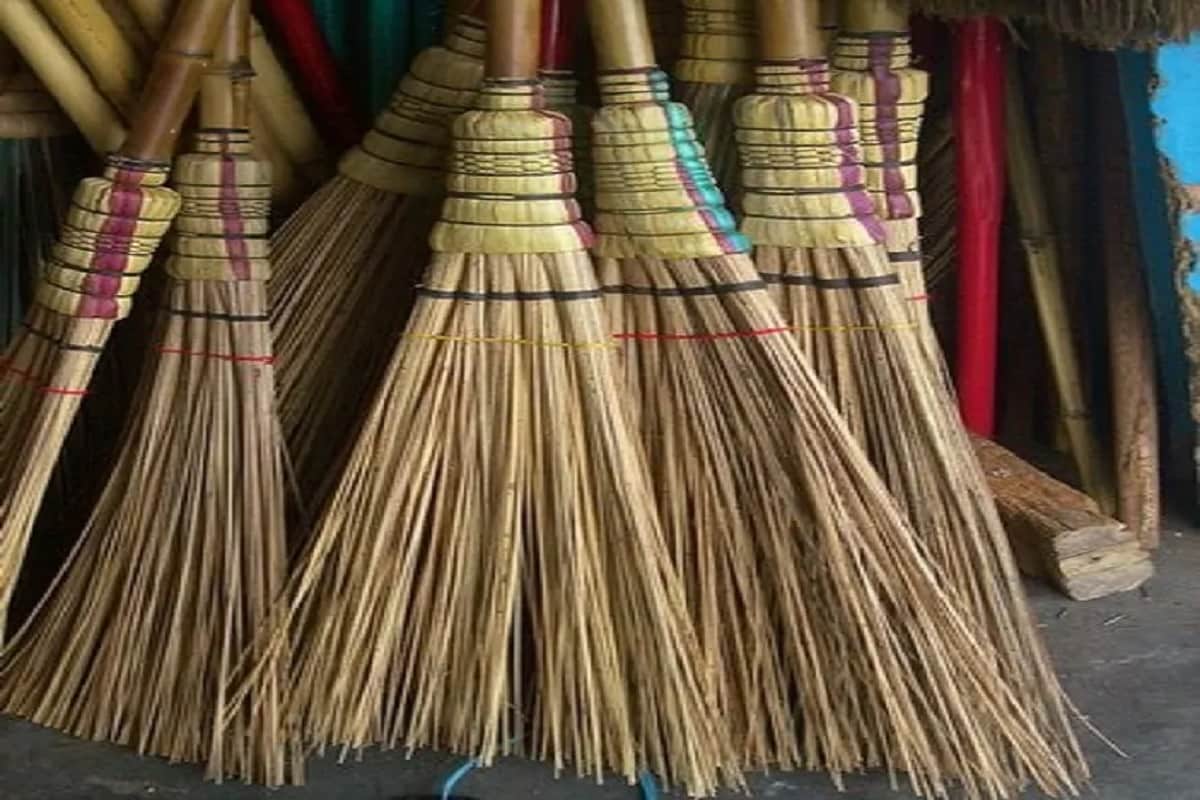 vastu tips for broom by the blessings of Maa Lakshmi you get money pur