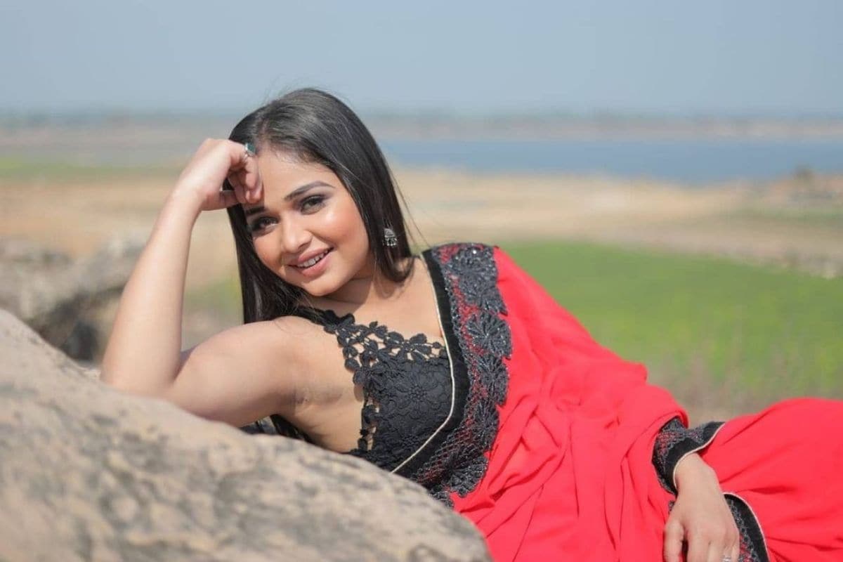 Sneha Upadhyay ने शॉर्ट्स पहन पानी में लगाई आग! समंदर किनारे मस्ती करते Photos वायरल - संकल्प ...