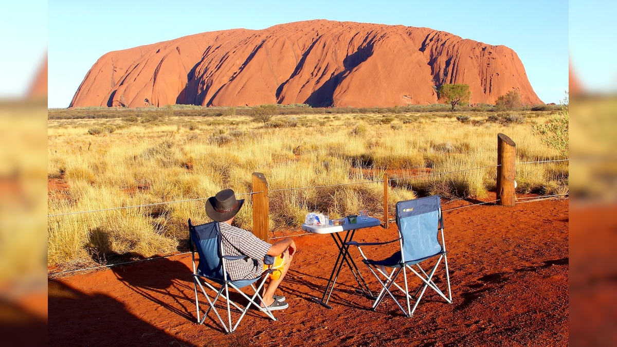 वो पहाड़ी जो सुबह से शाम तक रंग बदलती है, हर रोज हर मौसम में बदलती है ...