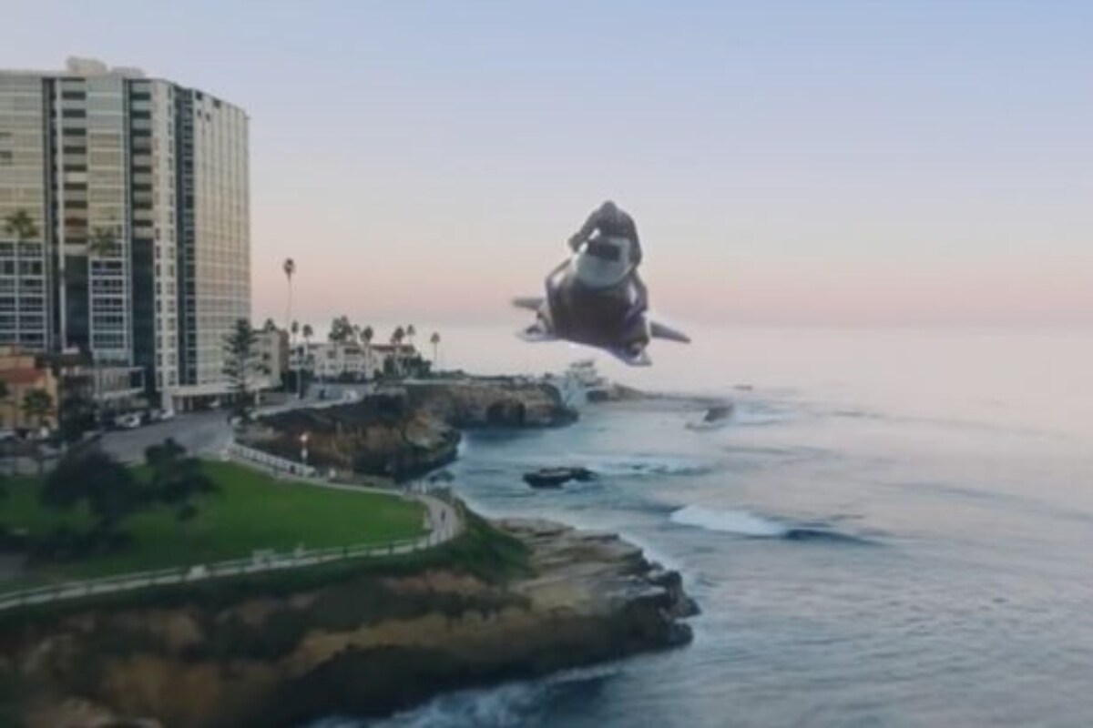 अब सड़क पर चलते-चलते हवा में उड़ने लगेगी बाइक, यहां देखें इसका फर्स्ट ...