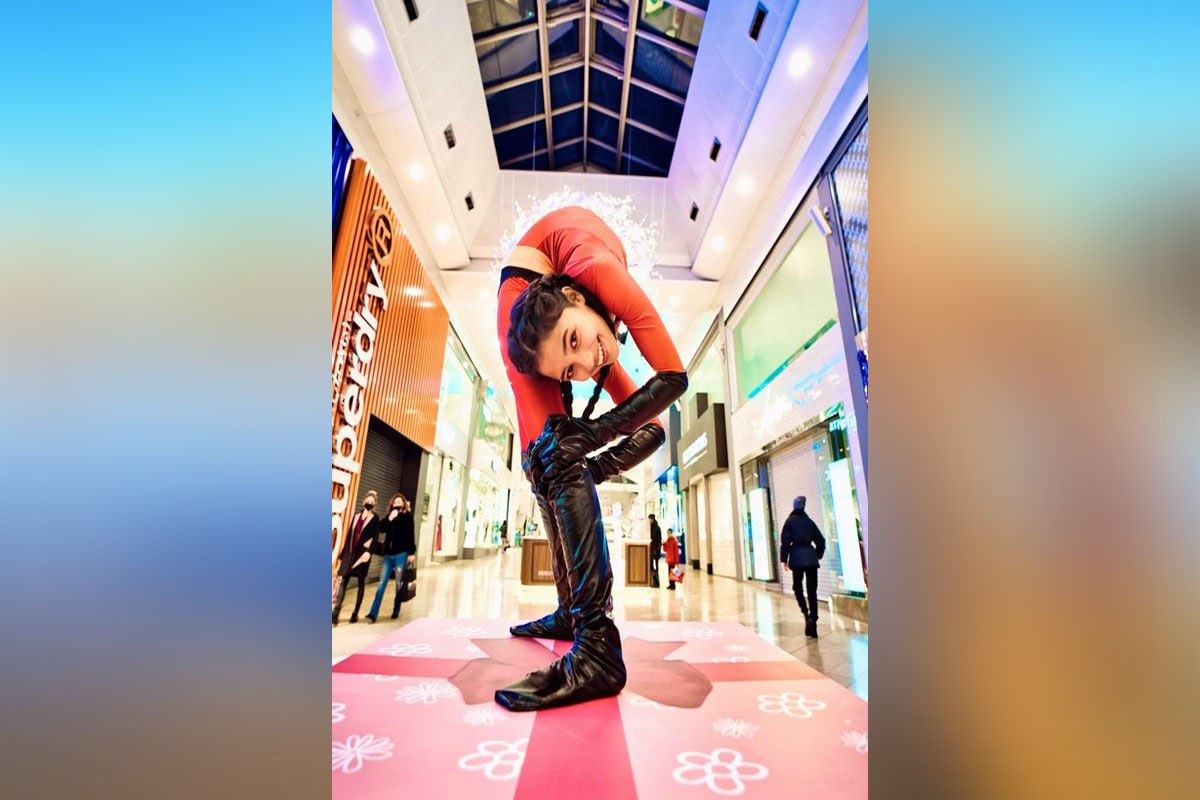 रबर से भी ज्यादा लचीली है इस बच्ची की बॉडी, सांप-मकड़ी भी इसके सामने हो ...