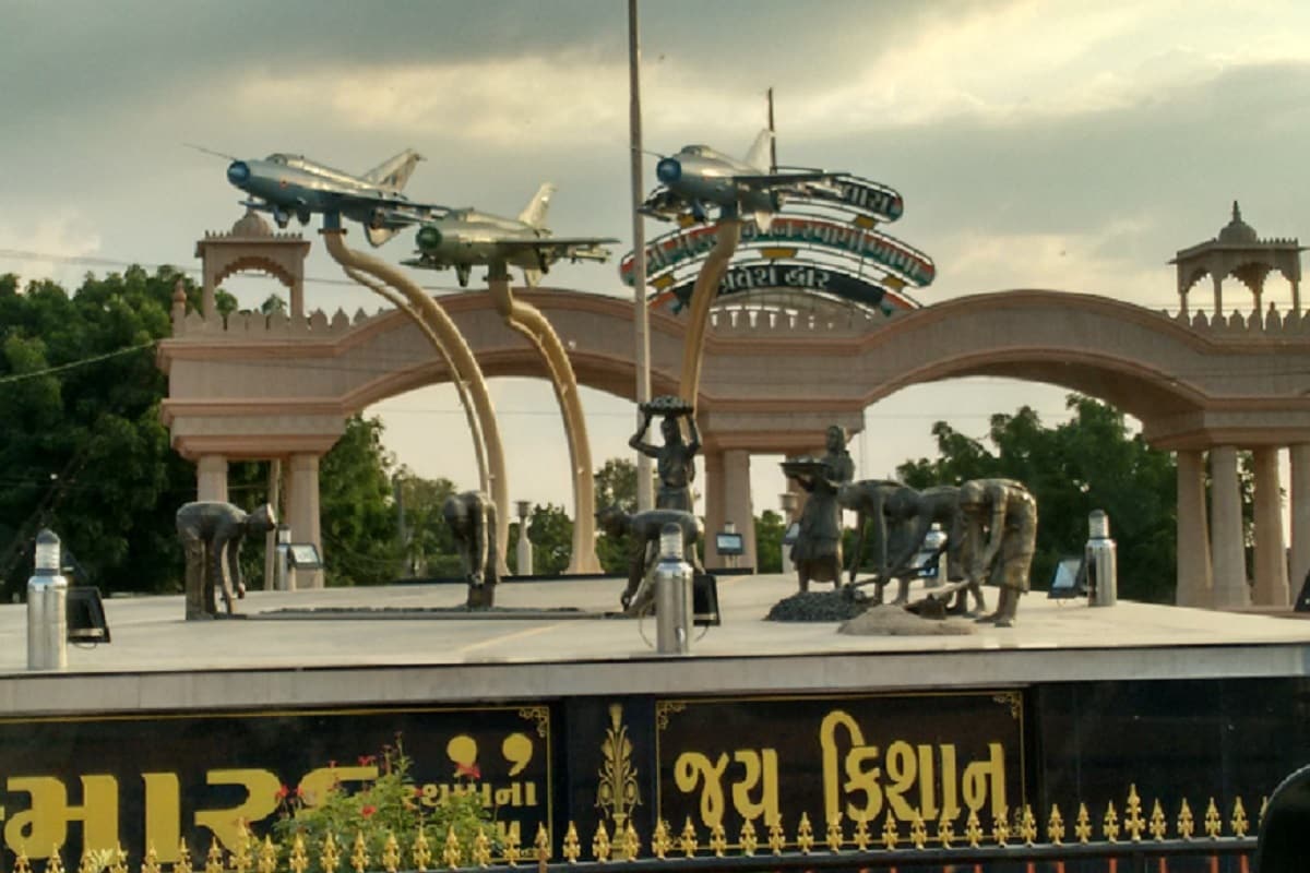 भारत के इस गांव की आबादी है केवल 2000 और हैं 17 बैंक, क्या है वजह ...