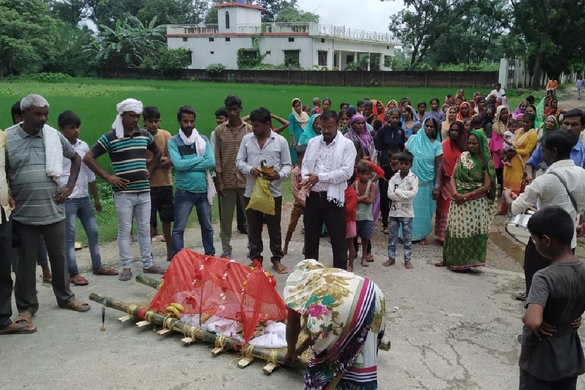 Unique Initiative: Villagers, saddened by the death of the monkey, took ...