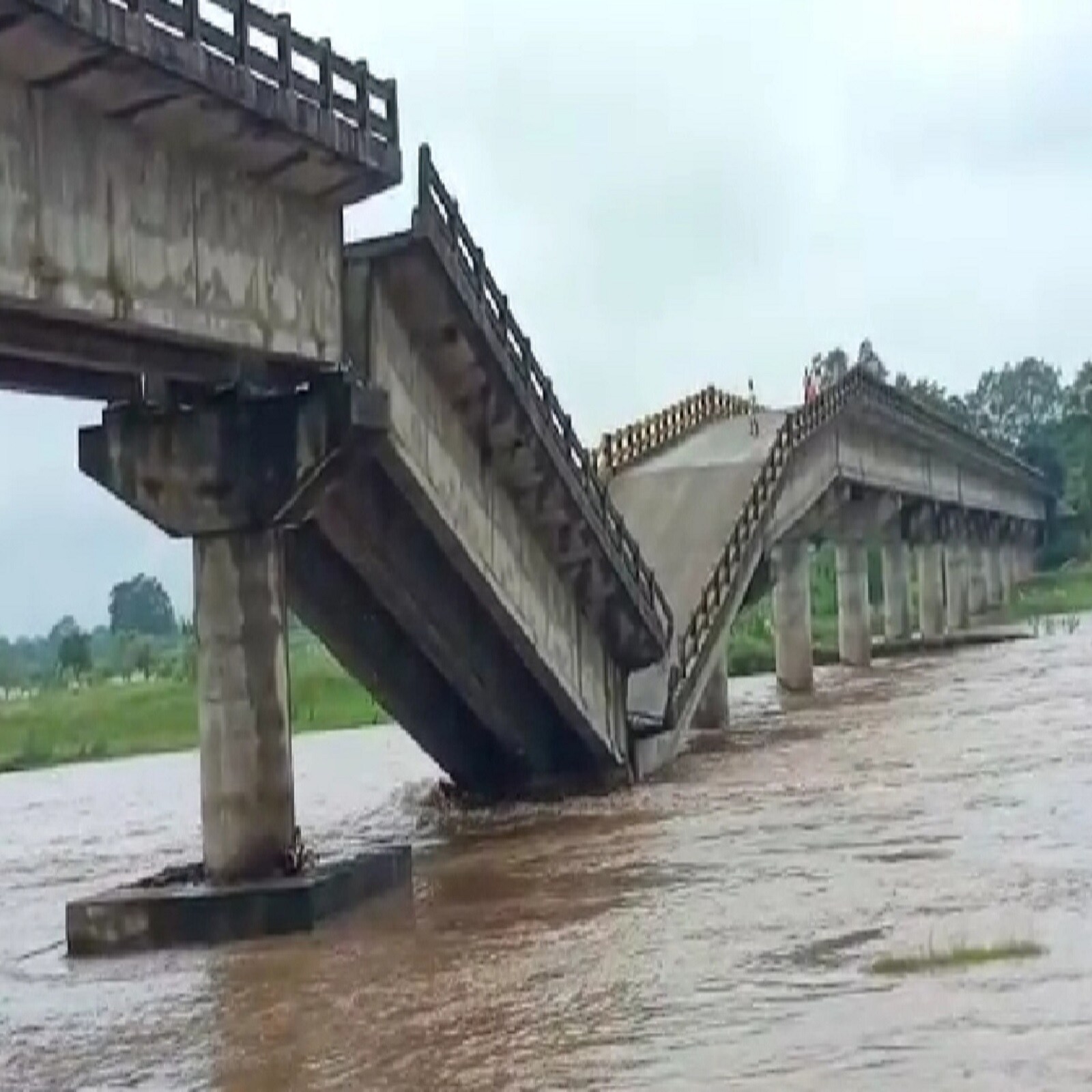 VIDEO: झारखंड के बुंडू में कांची नदी पर बना पुल जमींदोज, दर्जनों गांव ...