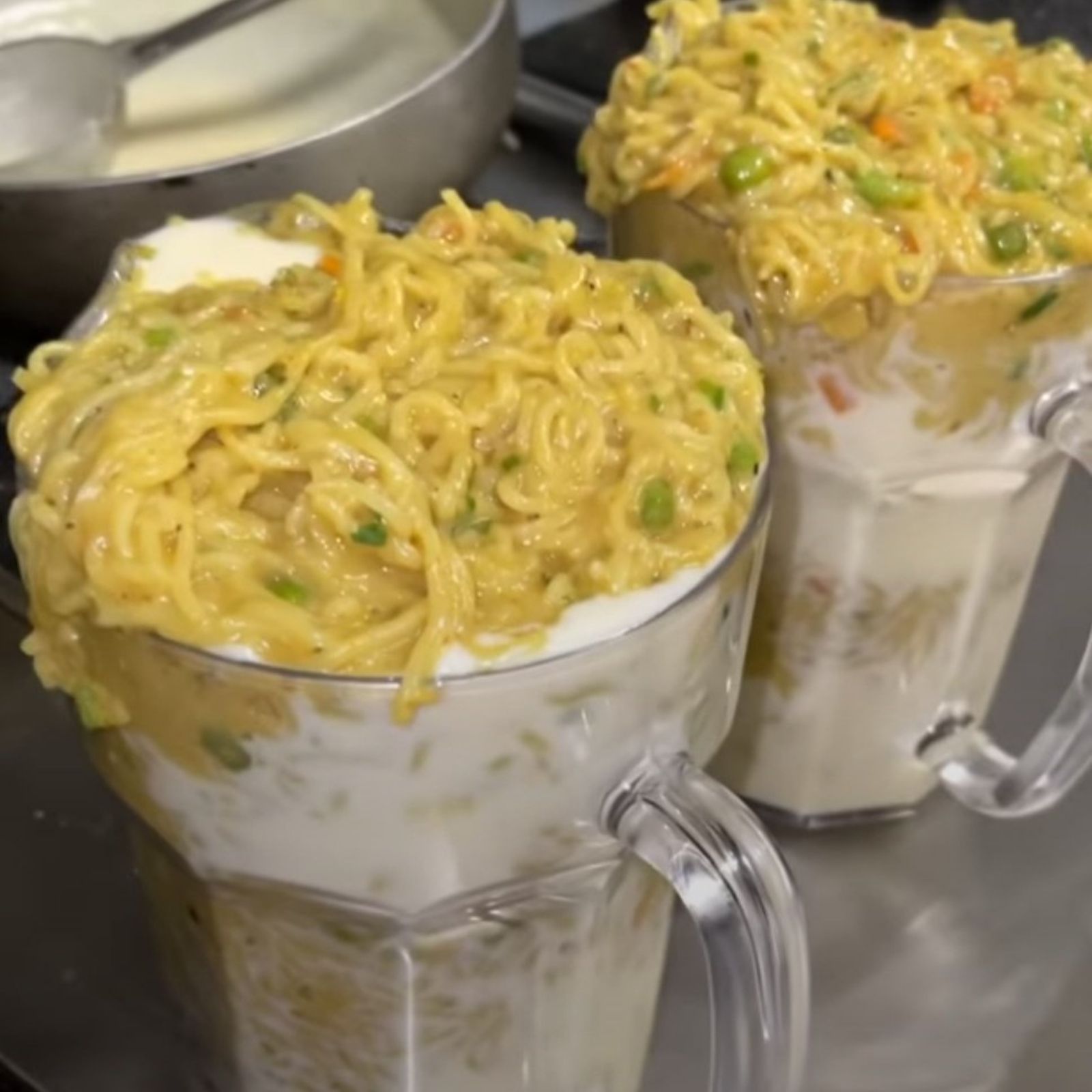 इंटरनेट पर वायरल हुई 'मिल्क शेक मैगी' की फोटो; मत पूछिएगा- 'कौन हैं ये ...