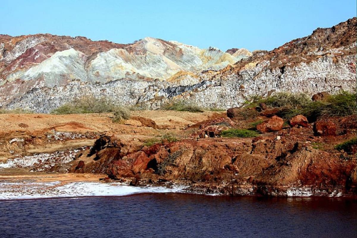 वो रेनबो आईलैंड जहां मसाले की तरह खाई जाती है वहां की मिट्टी - iran ...