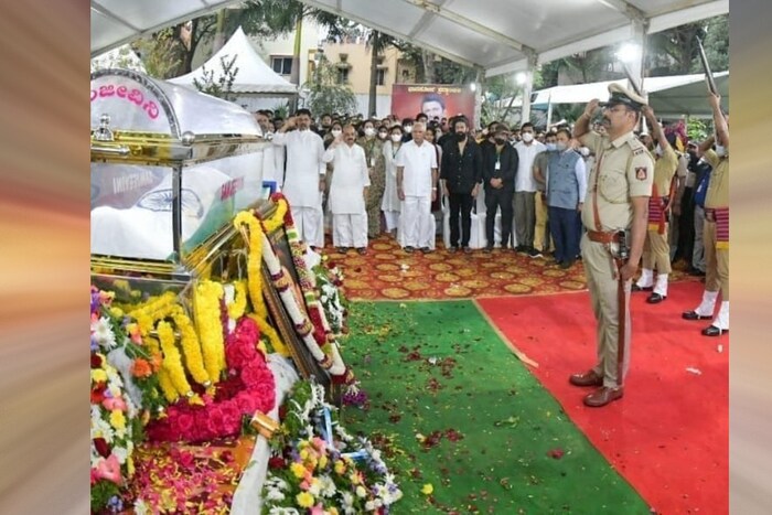 Puneeth Rajkumar Funeral See here Emotional Moments of last rites ...