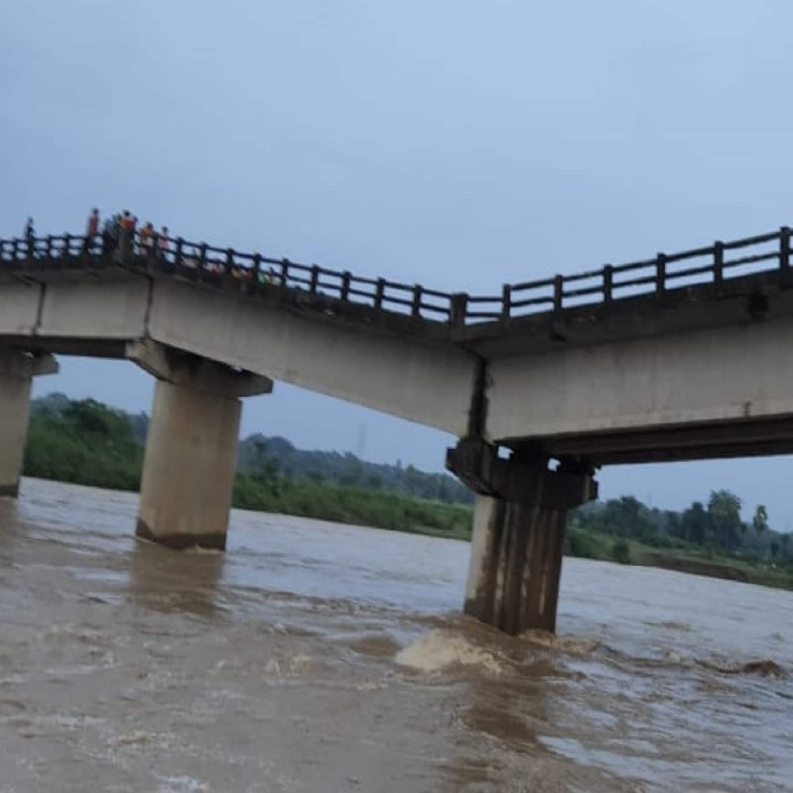 PHOTOS: मूसलाधार बारिश से गिरने की कगार पर पहुंचा मोतिहारा नदी पुल ...