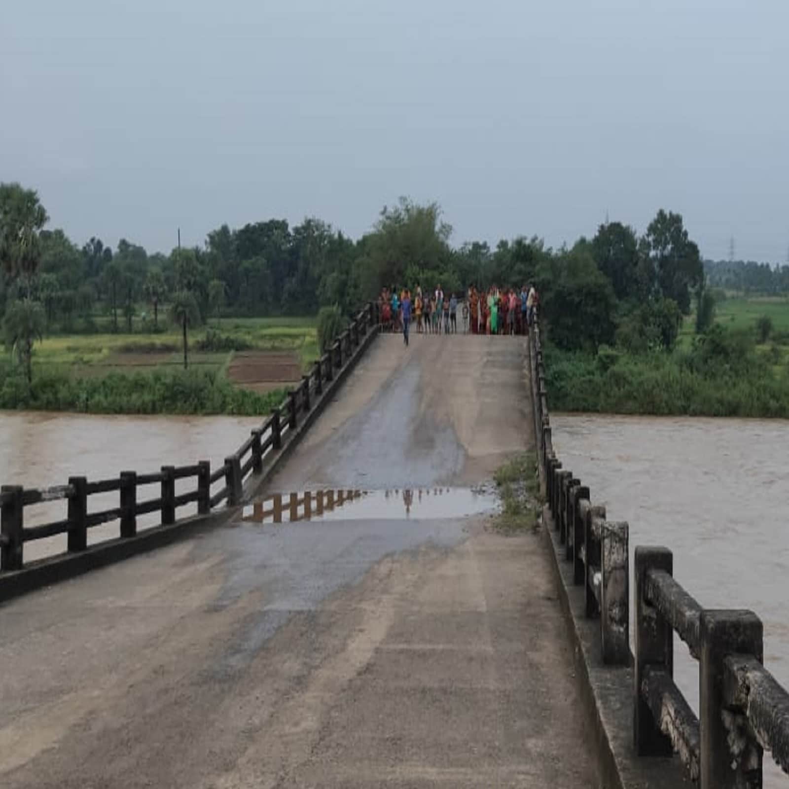 PHOTOS: मूसलाधार बारिश से गिरने की कगार पर पहुंचा मोतिहारा नदी पुल ...
